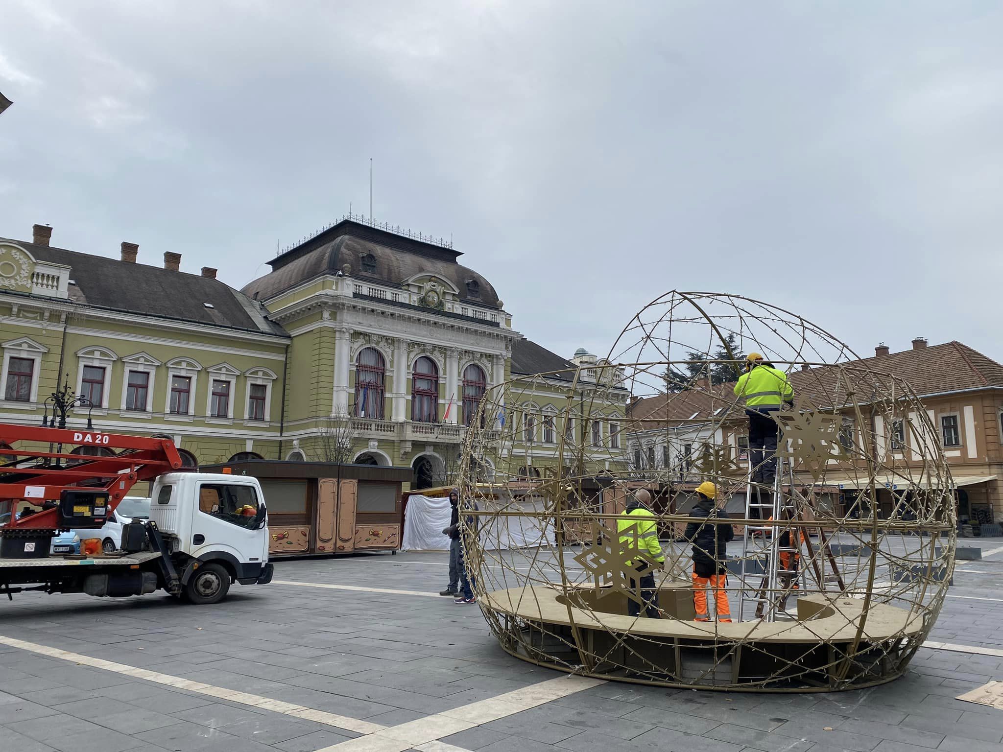 Megérkezett a gömb a Dobó térre - Galéria